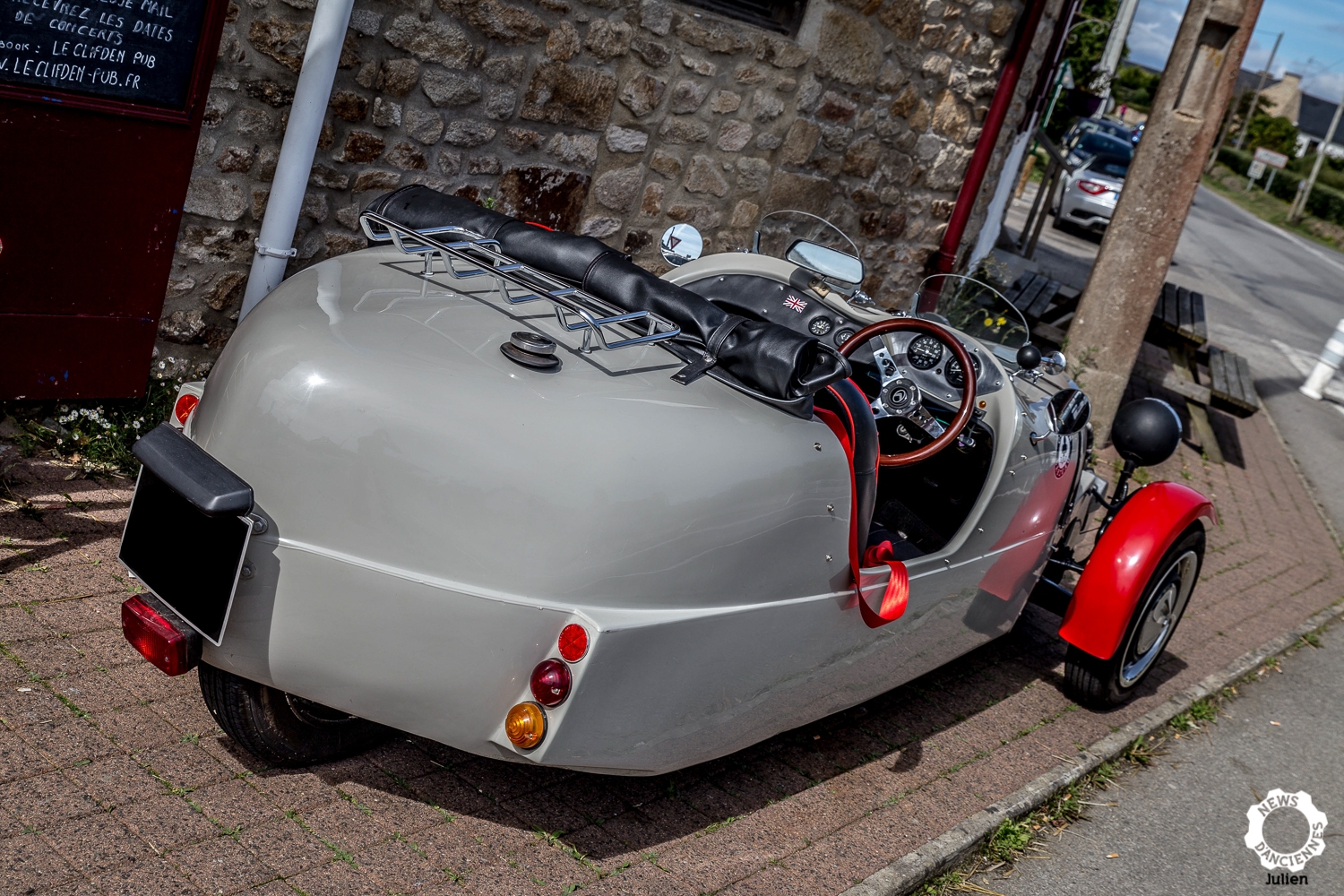 Sous le Soleil Breton, une Lomax, la 2CV Three-Wheeler - News d'Anciennes