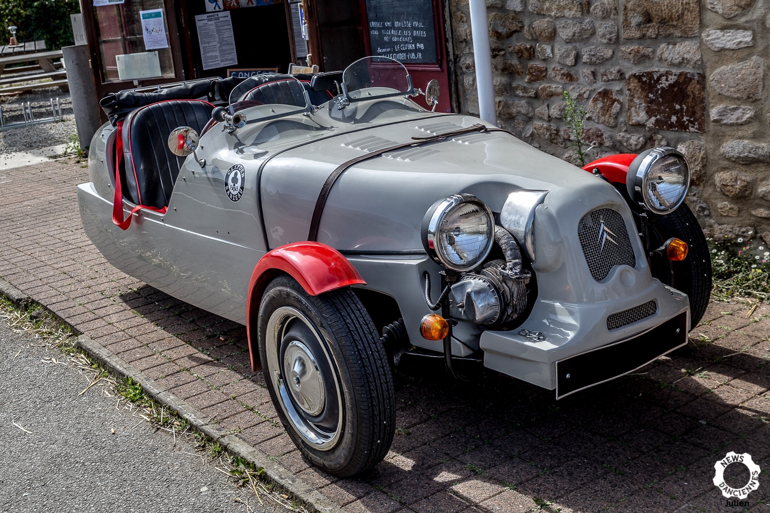 Sous le Soleil Breton, une Lomax, la 2CV Three-Wheeler - News d'Anciennes