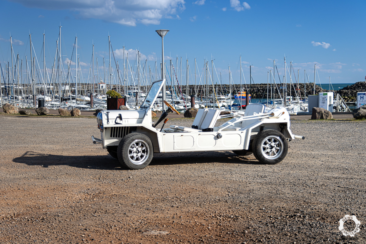 Au volant d'une Mini Moke, pure beach car - News d'Anciennes