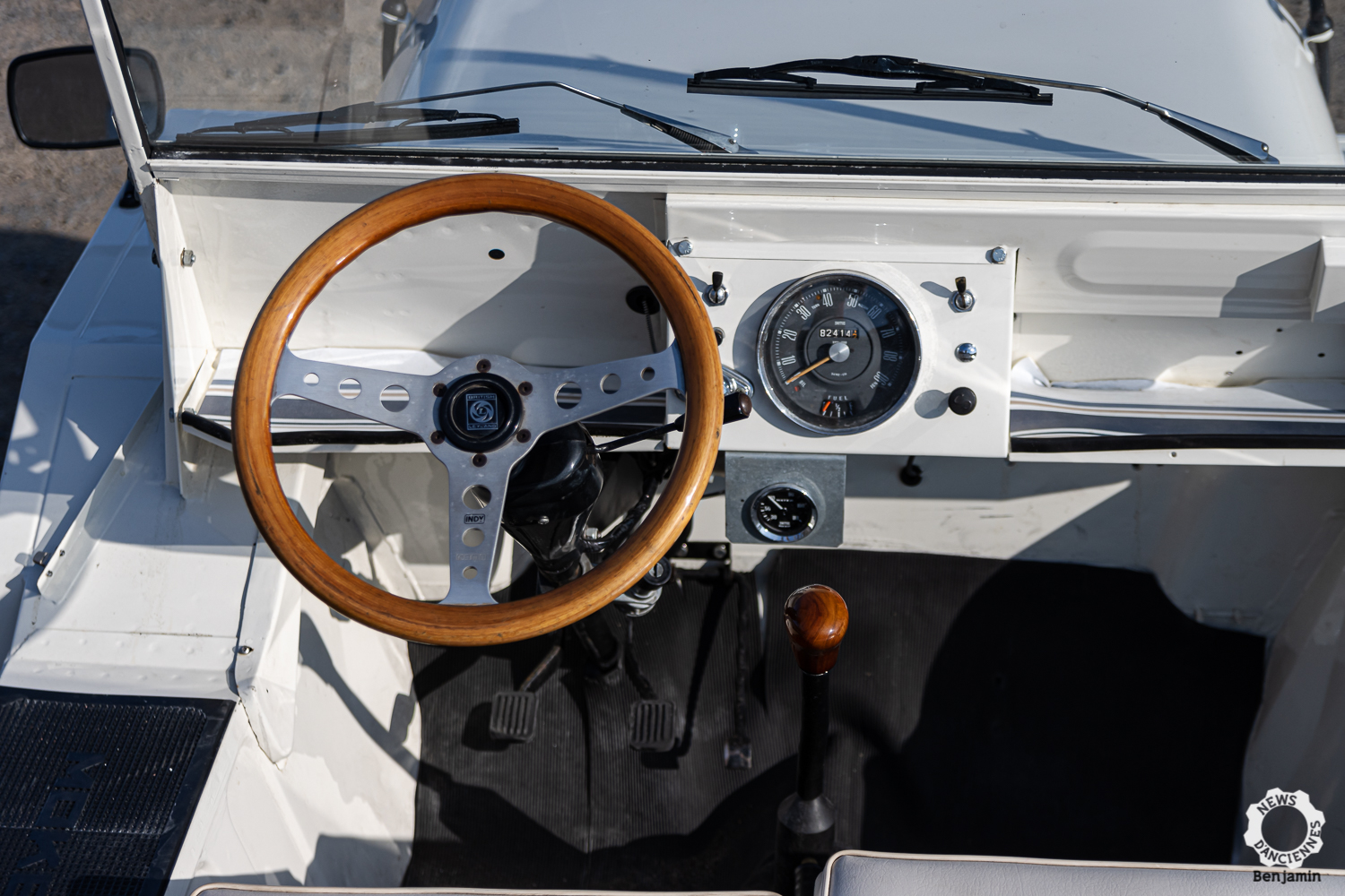 Au volant d'une Mini Moke, pure beach car - News d'Anciennes
