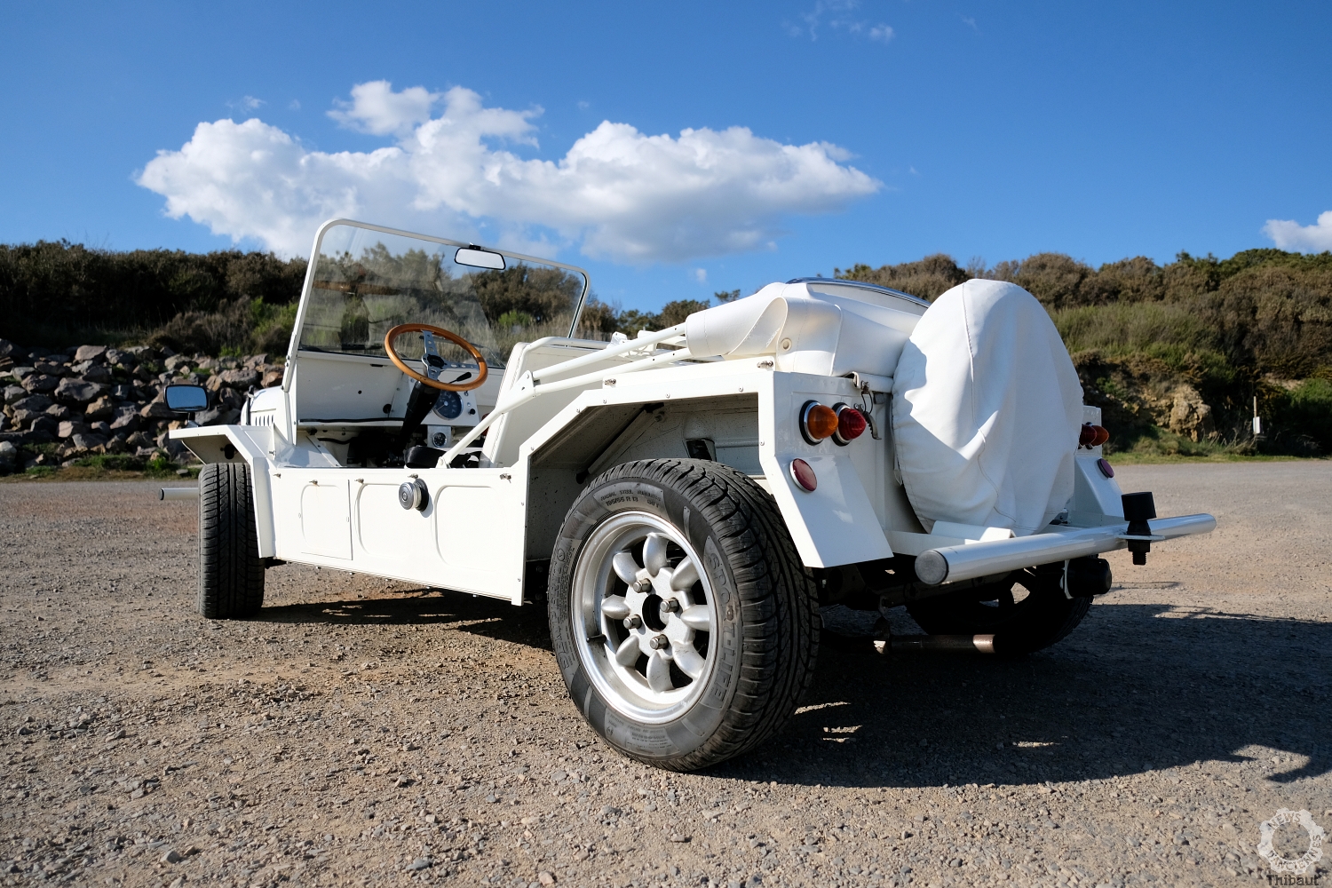 Au volant d'une Mini Moke, pure beach car - News d'Anciennes